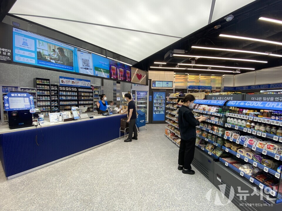 [현장] "밤12시엔 무인 편의점 변신"…GS25 DX 랩 가보니