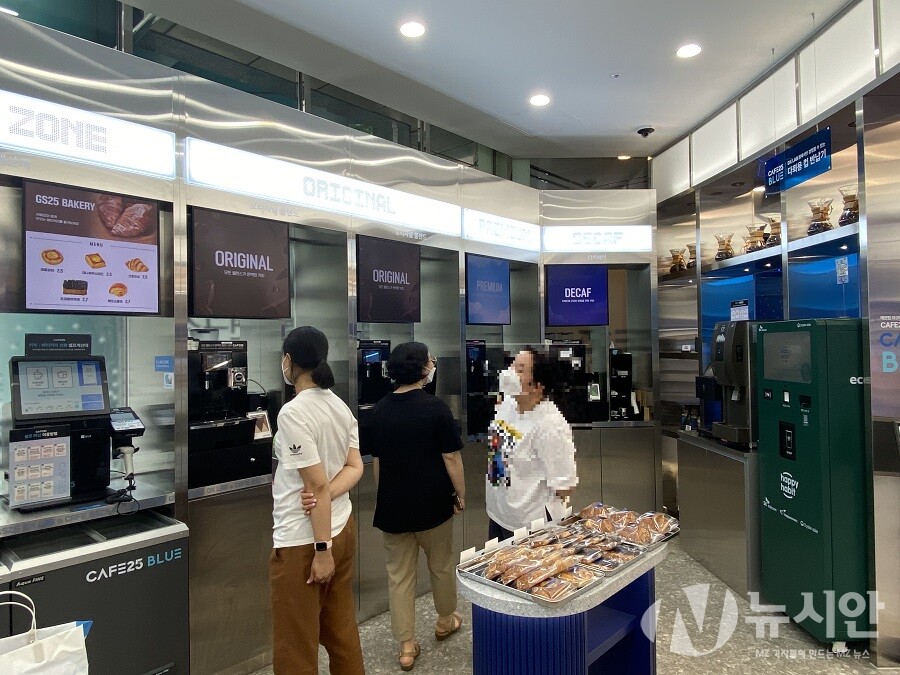 [현장] "밤12시엔 무인 편의점 변신"…GS25 DX 랩 가보니