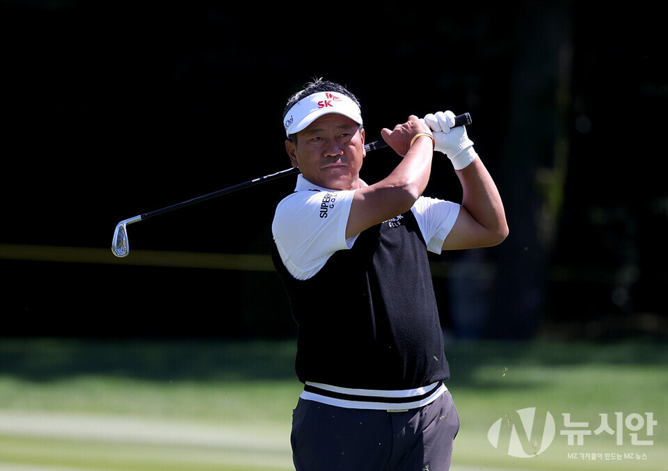 최경주, KPGA투어 SK텔레콤 우승 시동...6타 차 단독 선두