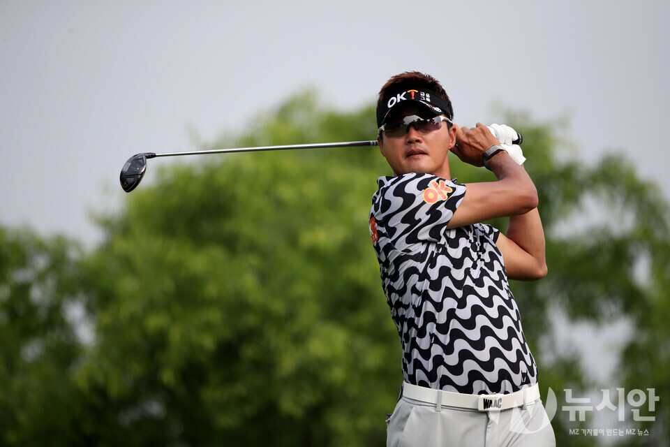 이태희, KPGA KB금융그룹 4년만에 우승발판...1타 차 단독 선두