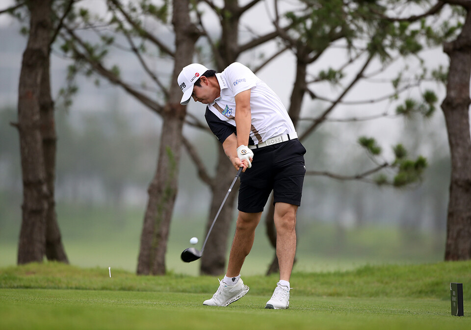 "긴장 최대한 즐기며 남은 경기할 터"...KPGA 군산CC오픈 14언더파로 2연패 시동 건 장유빈