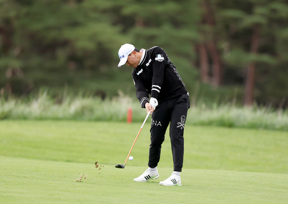 항저우 AG 금메달리스트 조우영, KPGA투어 더 채리티 초대 챔프...짜릿한 역전승