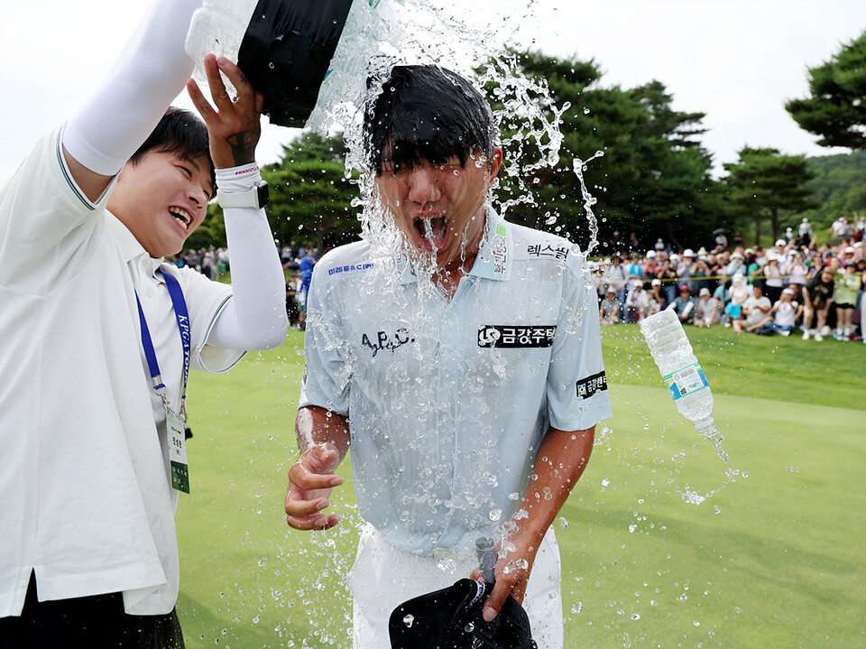 8년 만에 KPGA투어 첫 우승한 옥태훈..."3억2000만원 상금 엄마 드려야죠"