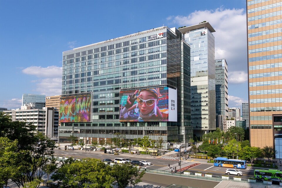 KT, 광화문 신사옥에 '초대형 미디어월' 공개…"문화 중심지 역할 기대"