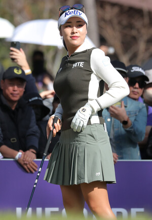 10타 몰아친 윤이나, 수석 '불씨'...LPGA투어 Q시리즈 4R 6타 차 공동 7위